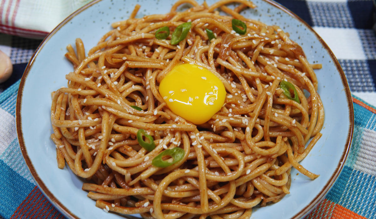 How to Make Garlic Udon Noodles at Home